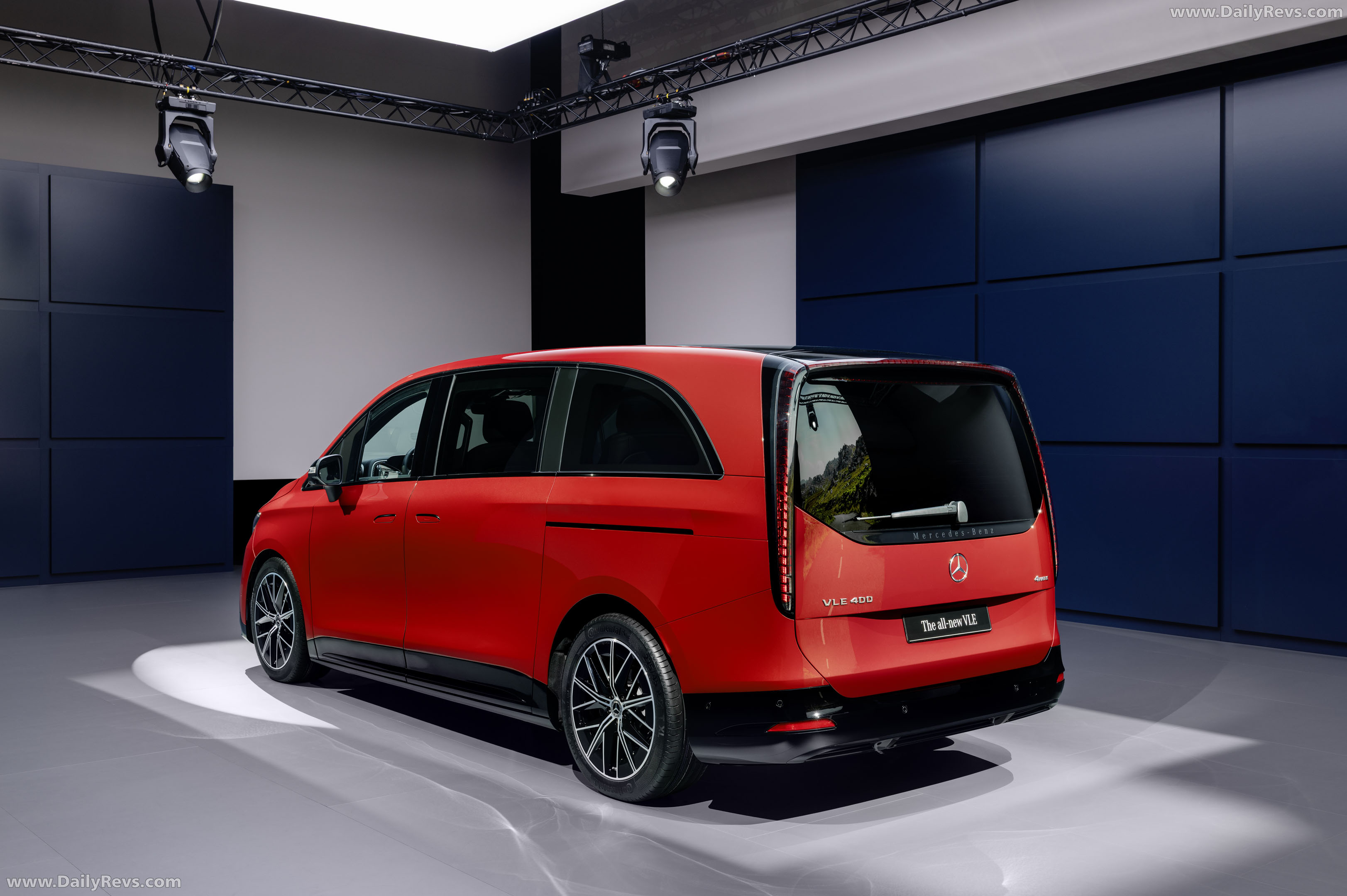 Mercedes-Benz VLE combines limousine-like ride and handling with MPV ...