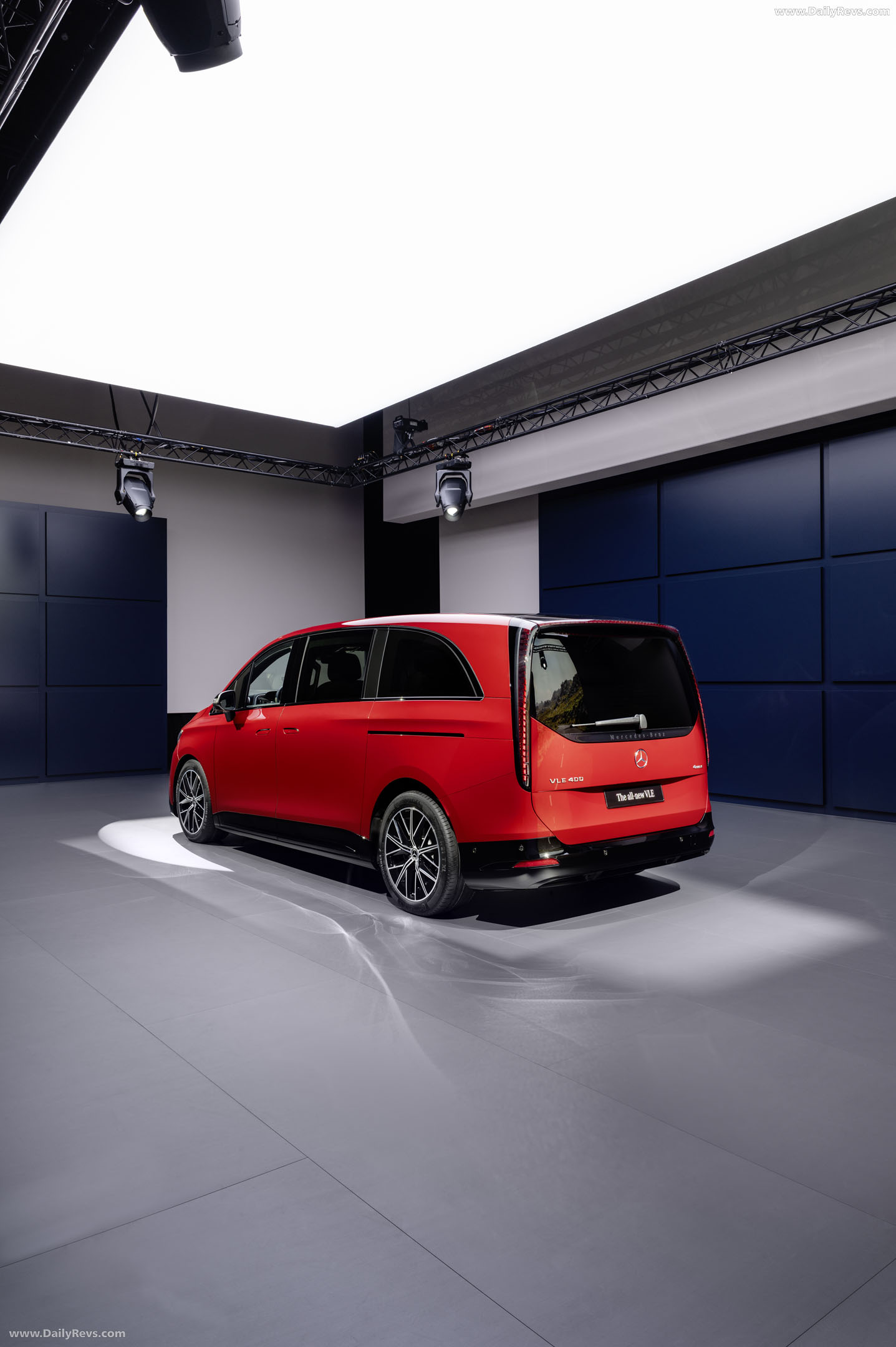 Mercedes-Benz VLE combines limousine-like ride and handling with MPV ...