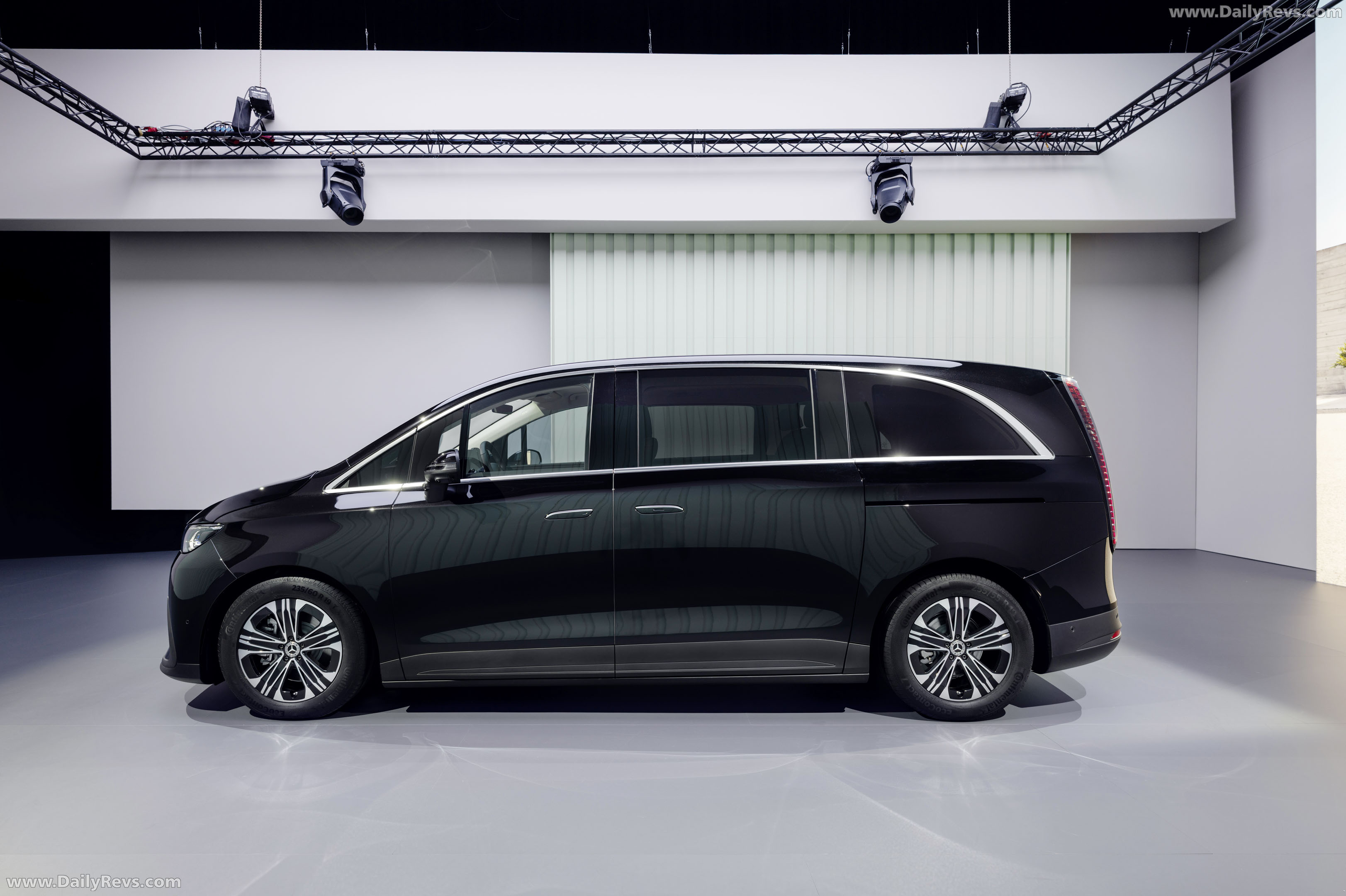 Mercedes-Benz VLE combines limousine-like ride and handling with MPV ...