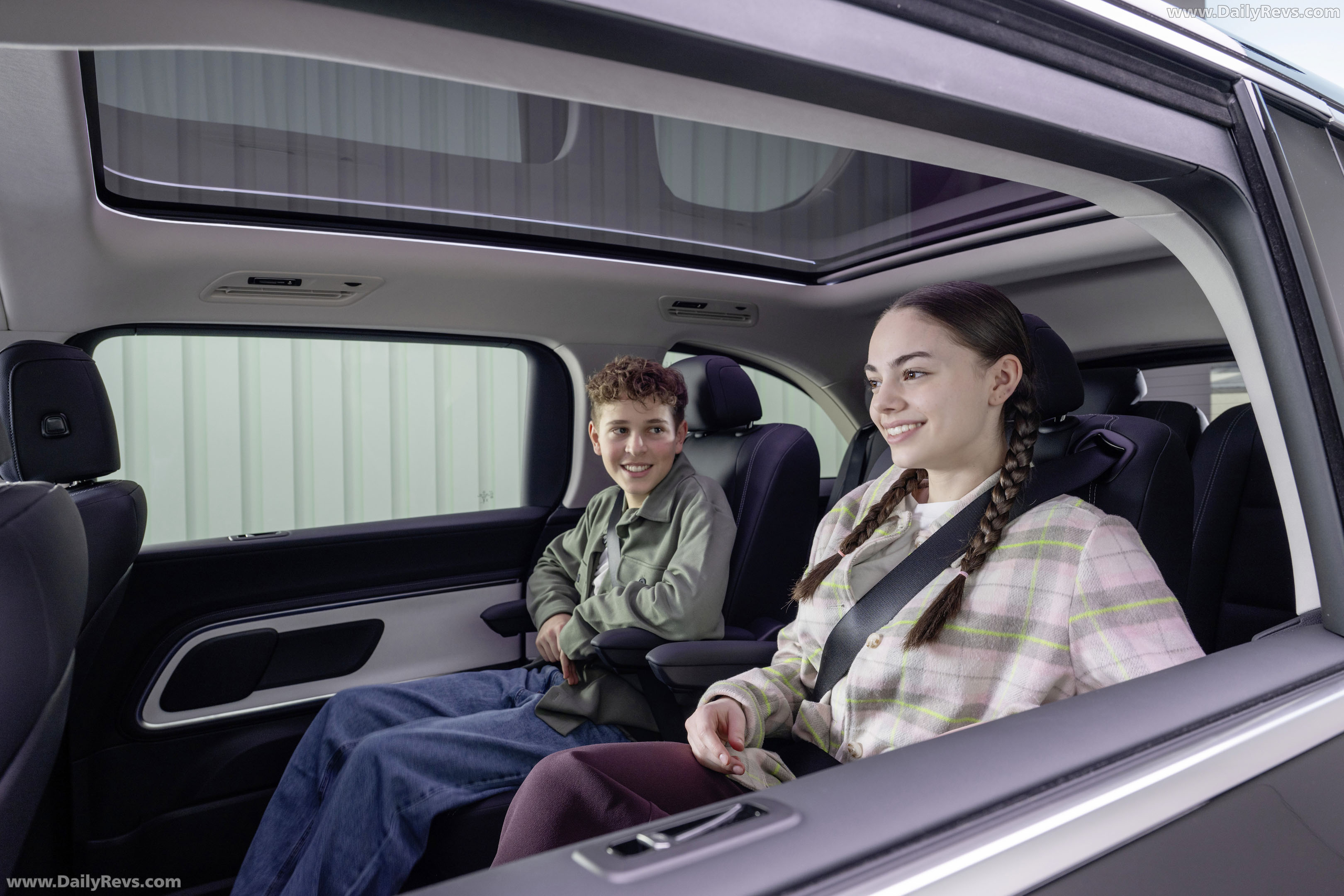 Mercedes-Benz VLE combines limousine-like ride and handling with MPV ...
