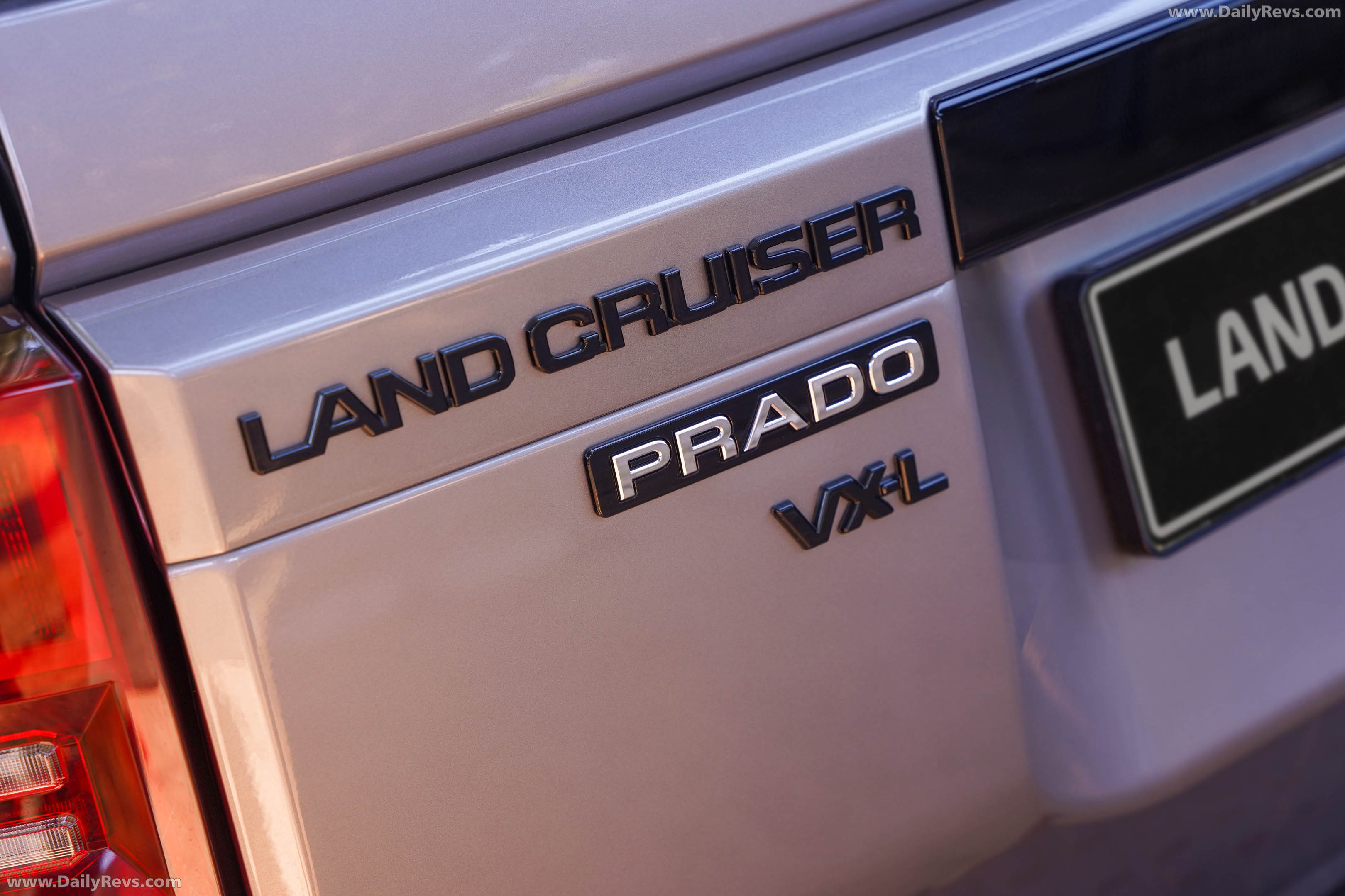 2026 Toyota Land Cruiser Prado VX L Returns - DailyRevs
