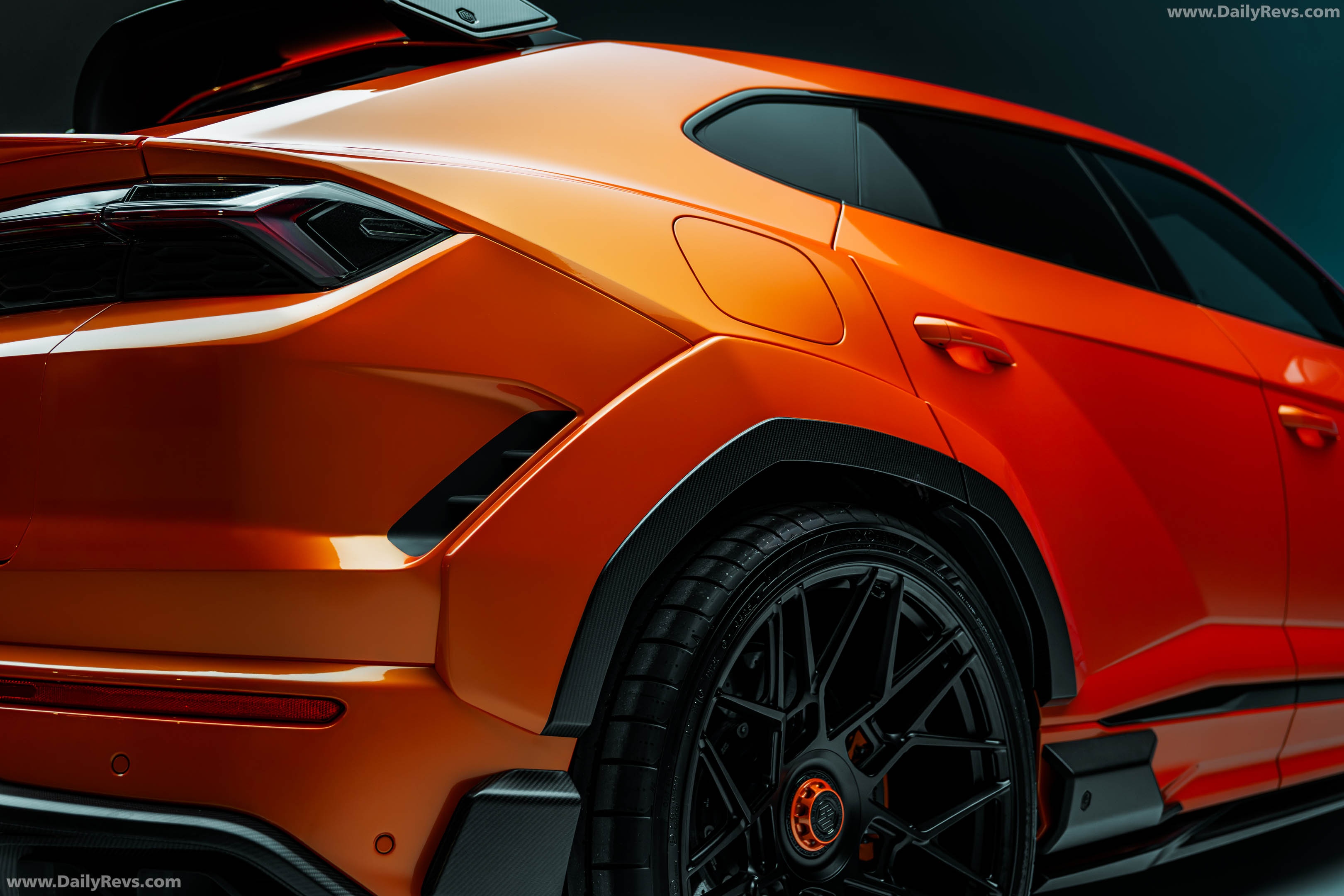 Lamborghini Urus SE with exclusive Widetrack carbon fibre styling ...