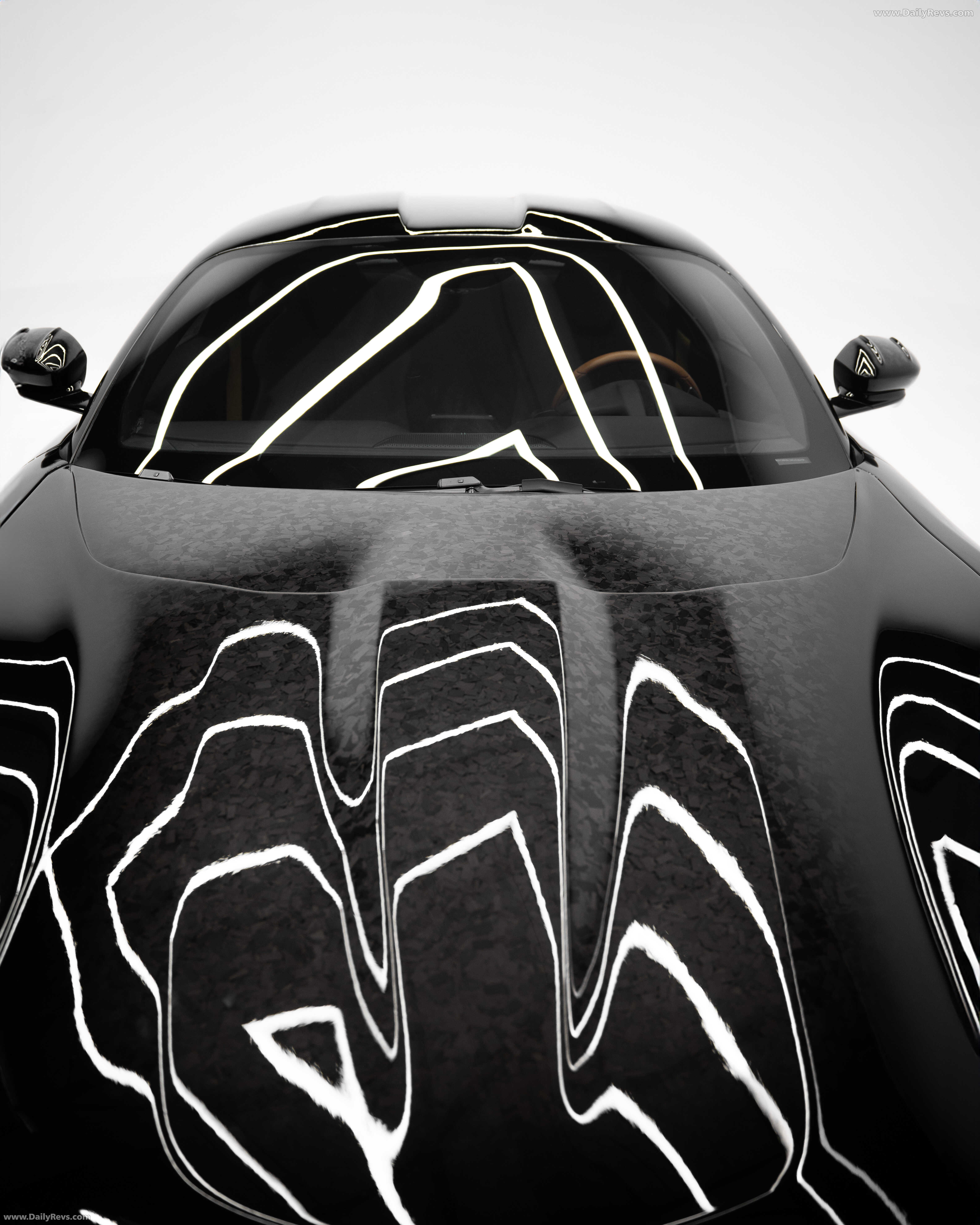 2025 Venuum VXX Roma - Carbon Meets Character - DailyRevs
