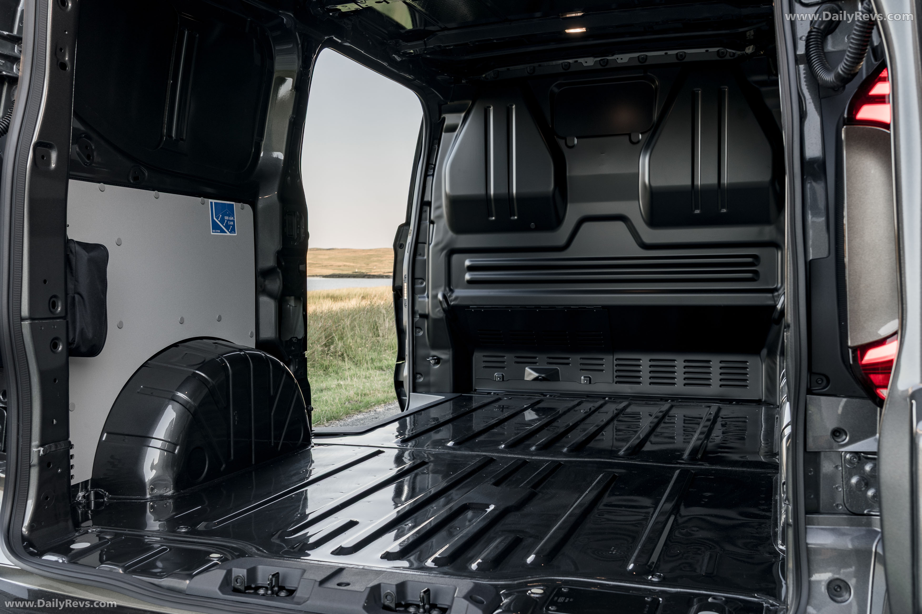2025 Volkswagen e-Transporter - Electric Power to the Everyday Van ...