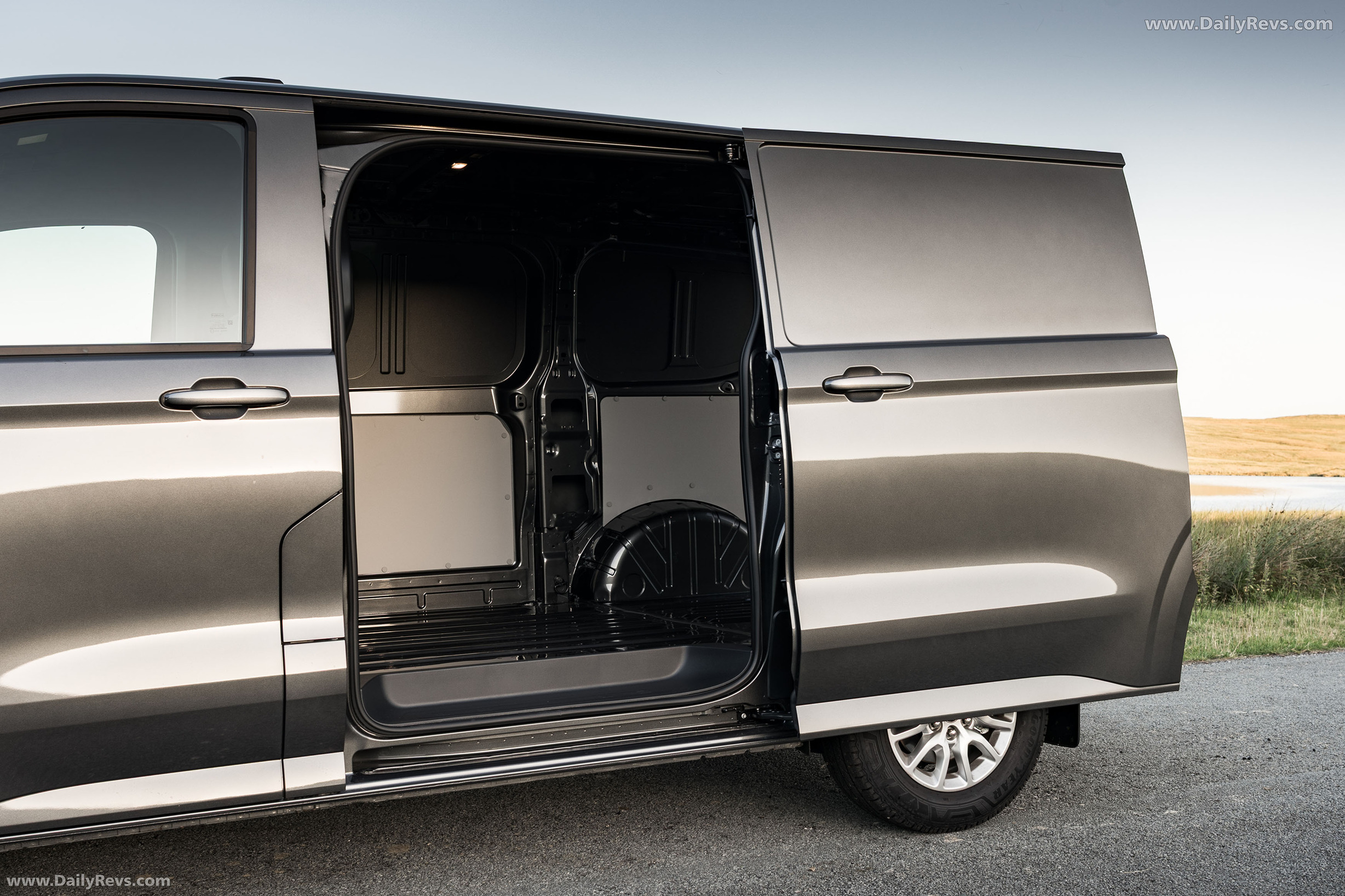 2025 Volkswagen e-Transporter - Electric Power to the Everyday Van ...