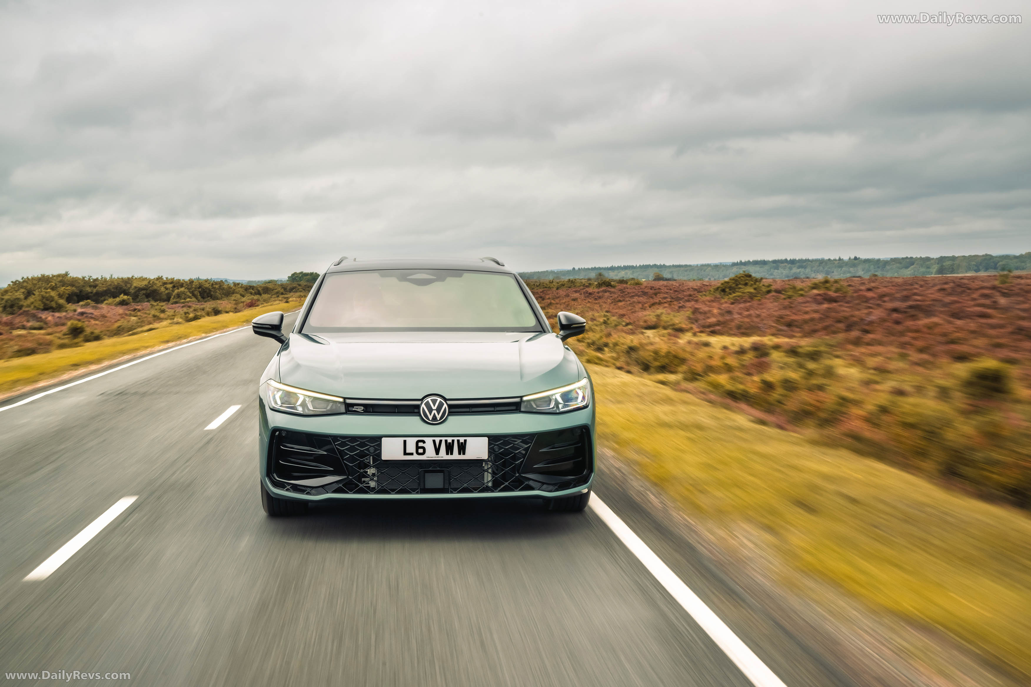 2025 Volkswagen Passat Black Edition eHybrid UK Version: Estate Hybrid ...