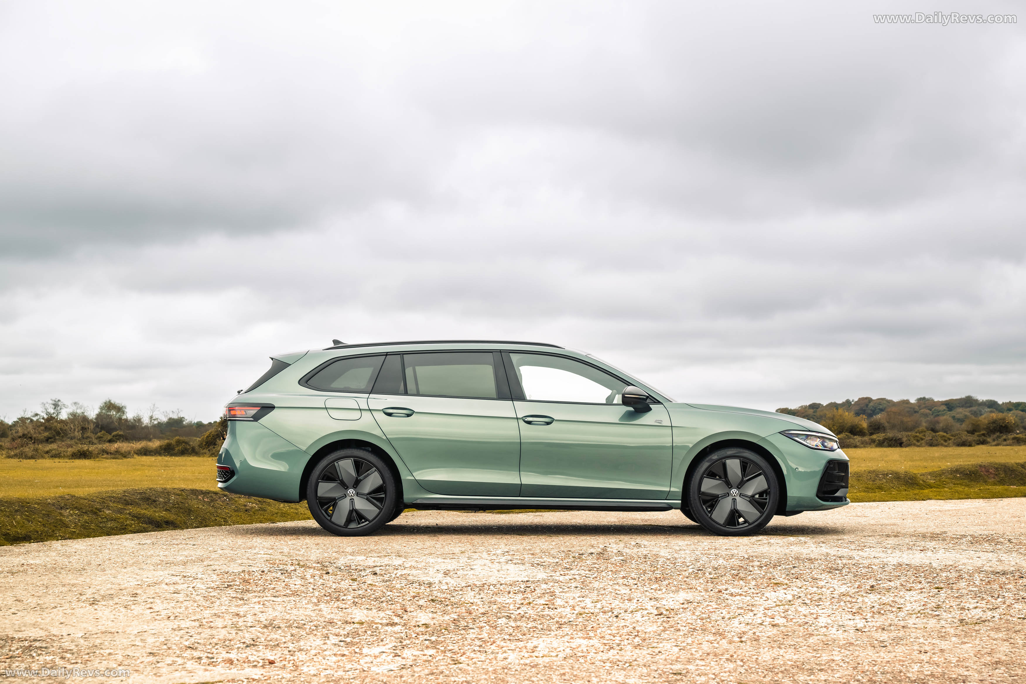 2025 Volkswagen Passat Black Edition eHybrid UK Version: Estate Hybrid ...