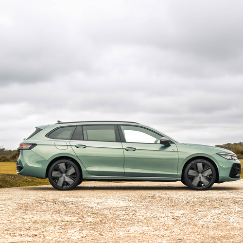 2025 Volkswagen Passat Black Edition eHybrid UK Version: Estate Hybrid ...