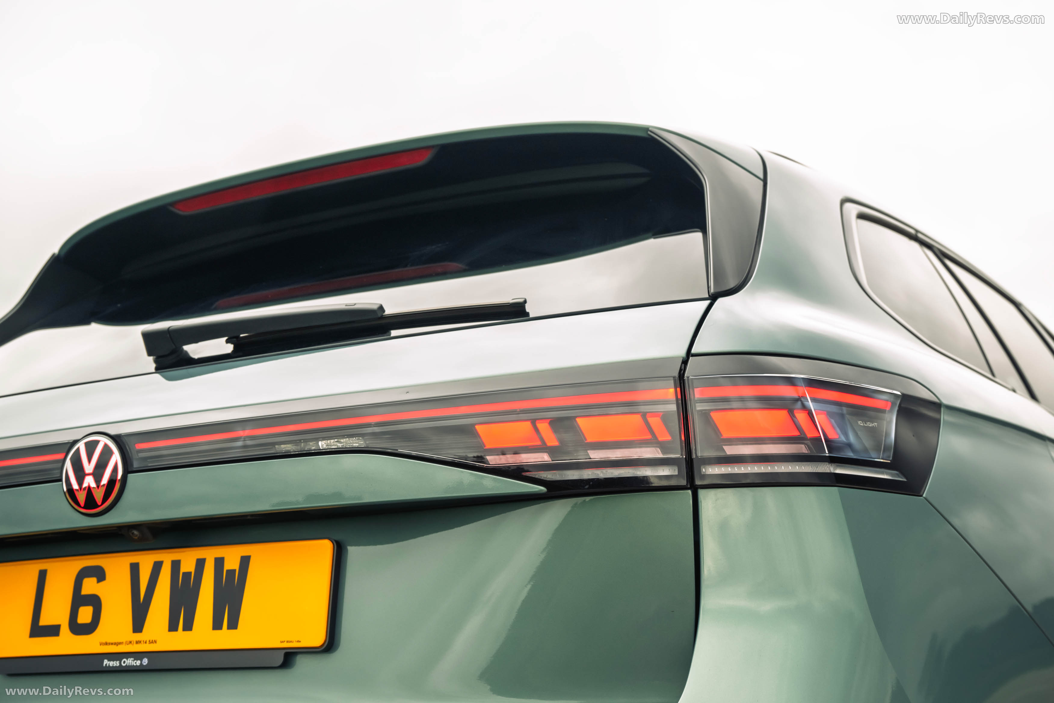 2025 Volkswagen Passat Black Edition eHybrid UK Version: Estate Hybrid ...