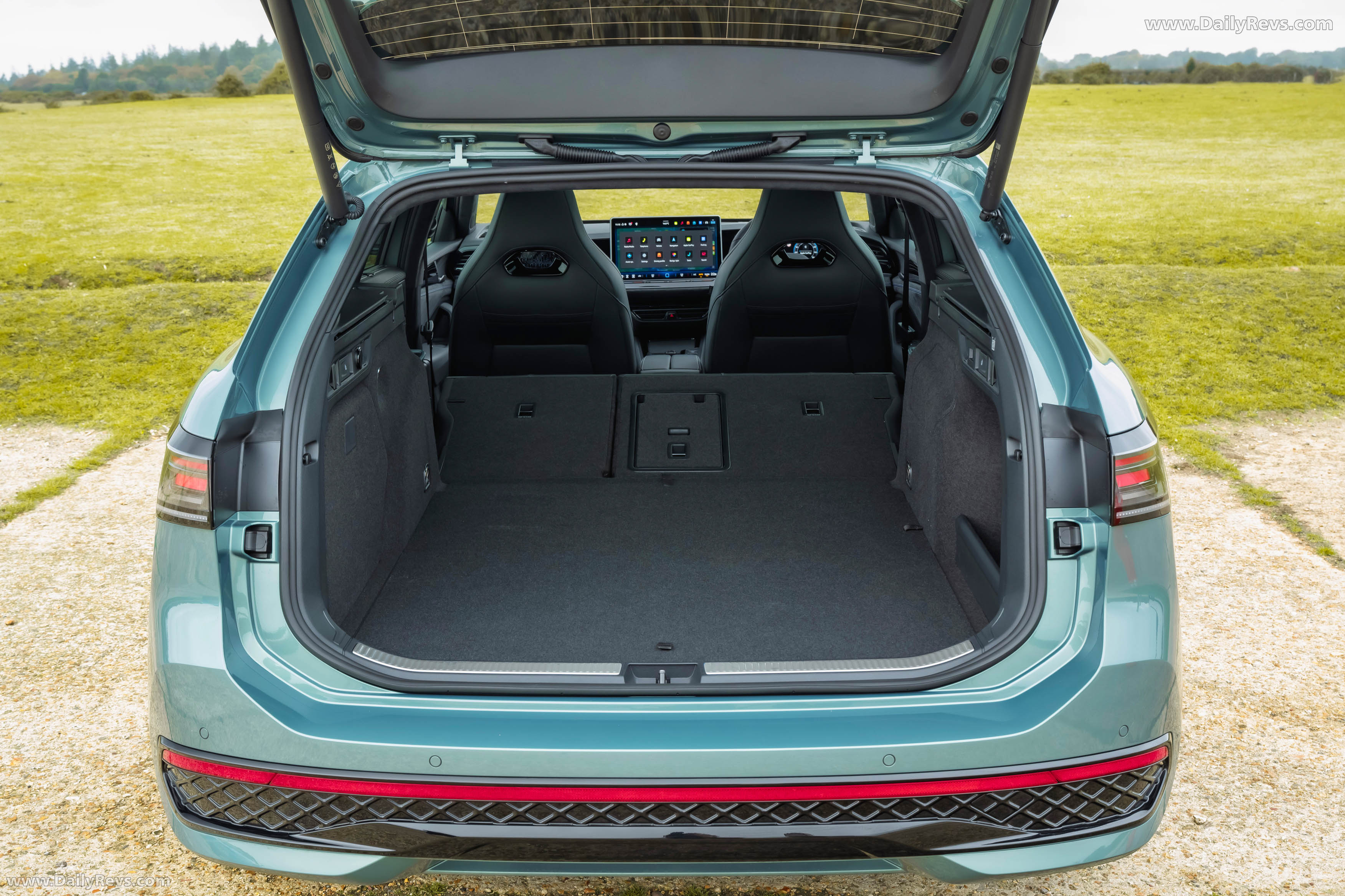 2025 Volkswagen Passat Black Edition eHybrid UK Version: Estate Hybrid ...
