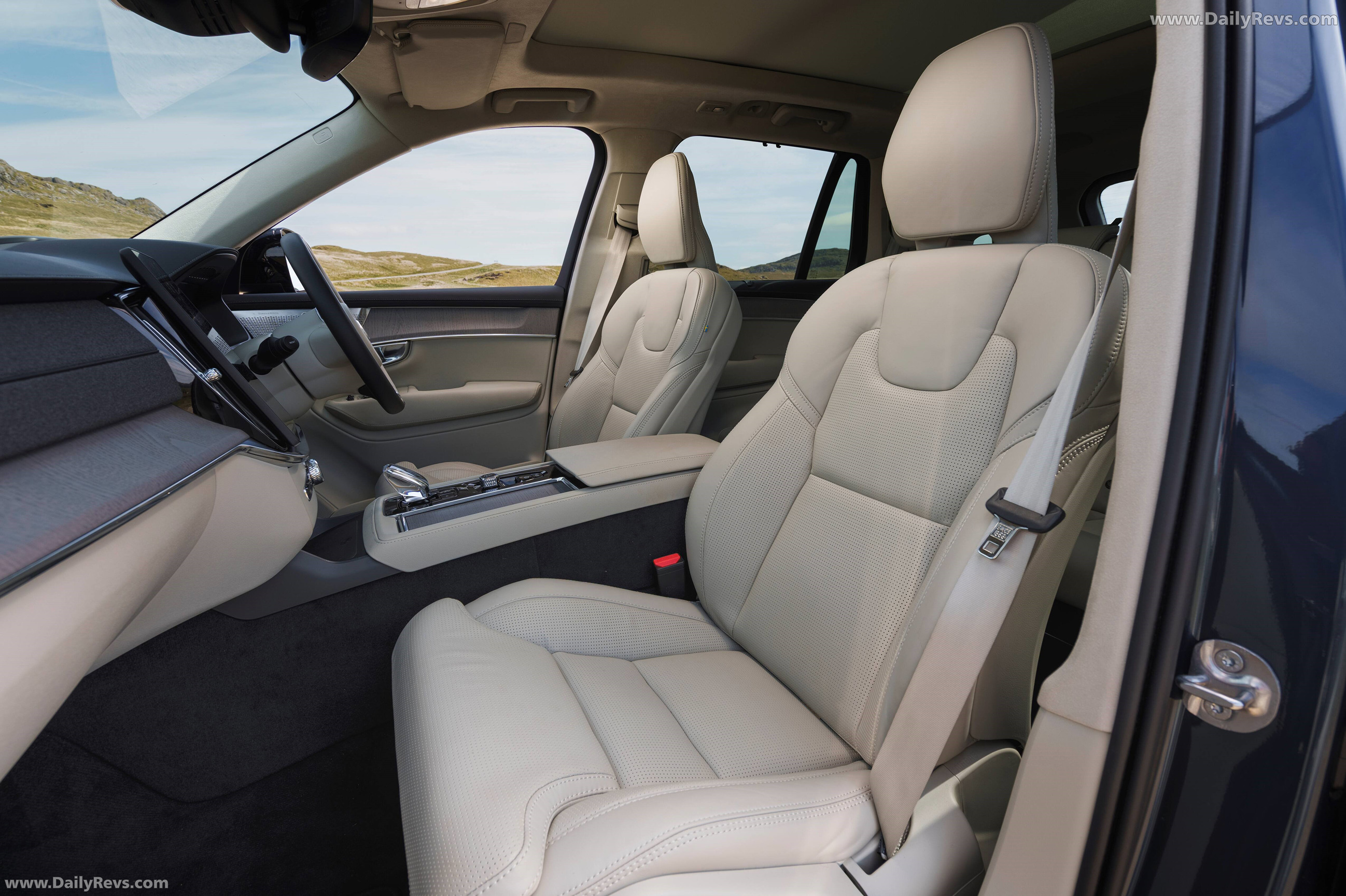2025 Volvo XC90 T8 Ultra - Flagship Appeal with a Renewed Design ...