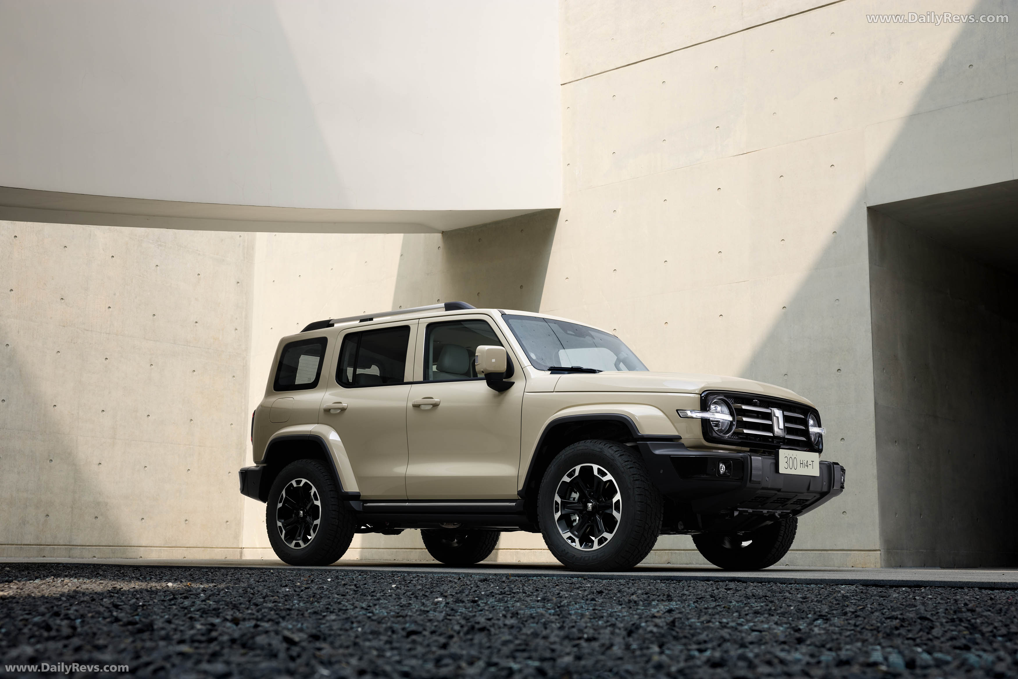 2026 WEY Tank 300 Hi4-T PHEV First Look - DailyRevs