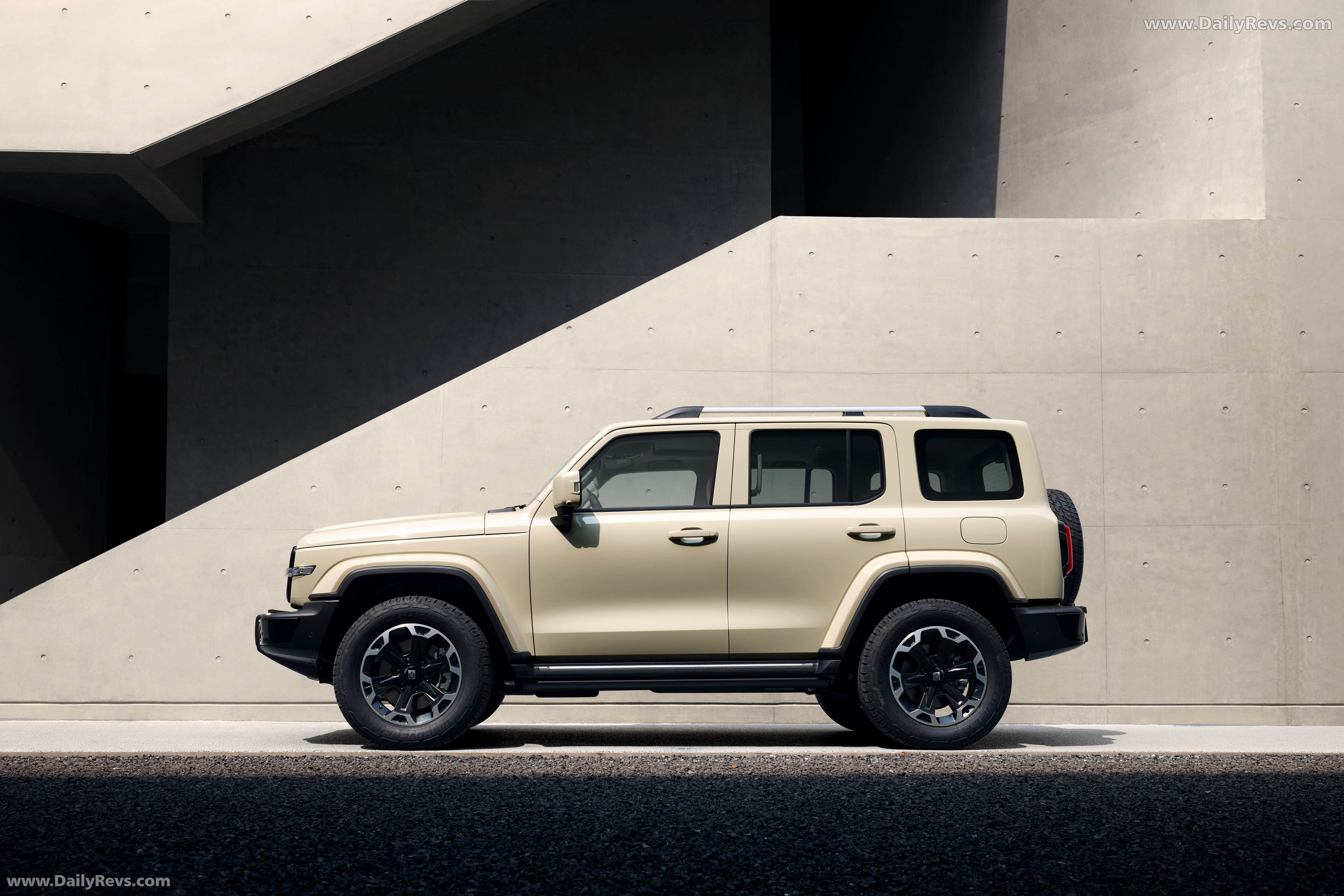 2026 WEY Tank 300 Hi4-T PHEV First Look - DailyRevs